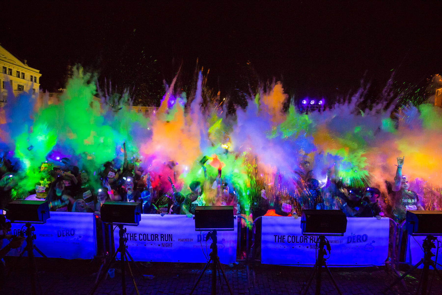 2500 de alergători au colorat centrul Clujului la The Color Run Night ...